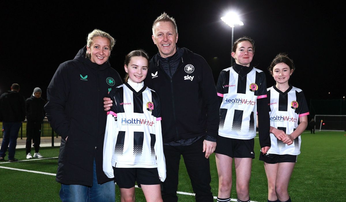 Hallgrímsson and Ward Visit Midleton FC to Celebrate Club Mark Achievement